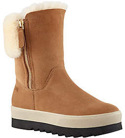 Rihanna Wearing UGG Boots | POPSUGAR Fashion