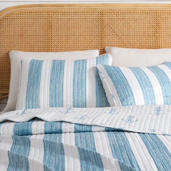 Great Bay Home Coastal Beach Reversible Quilt Set With Shams (Full ...