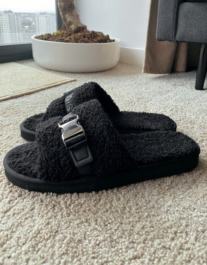 ASOS DESIGN ASOS Unrvlled Supply slippers in black borg with hardware ...