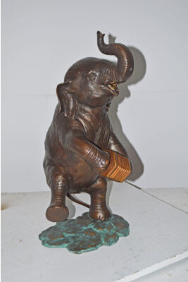 Dakota Fields Jaylon Circus Elephant Dance and Play the Accordion ...